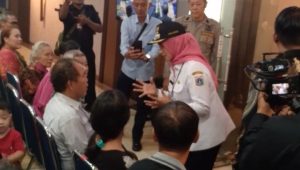 Momen Natal, Walkot Jakbar, Iin Mutmainah Salami Jemaat Gereja Bethany ...